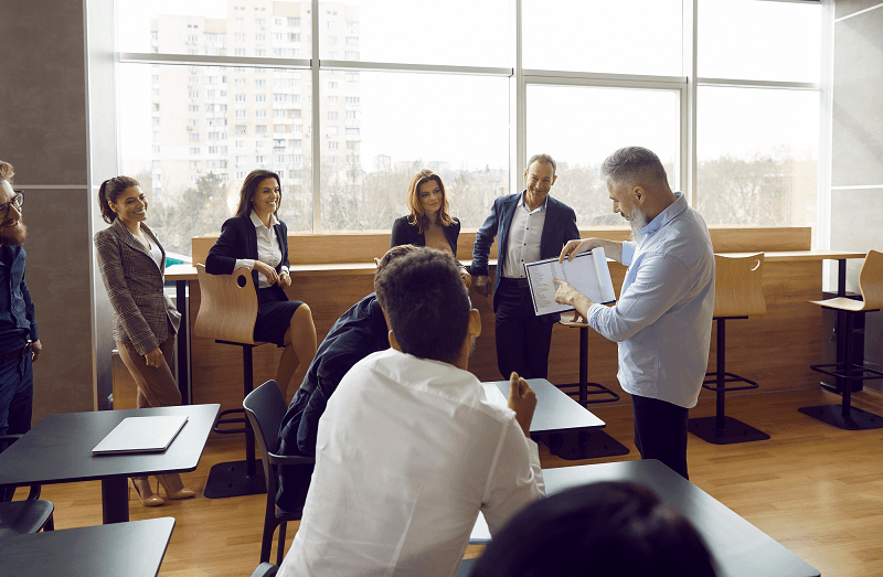 Coaching Skills for Managers & HR: Master the Art of Motivating Like a ...